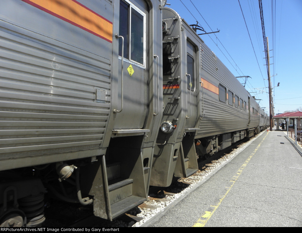 Eastbound CSS (EMU 32 in lead) at the Miller Station